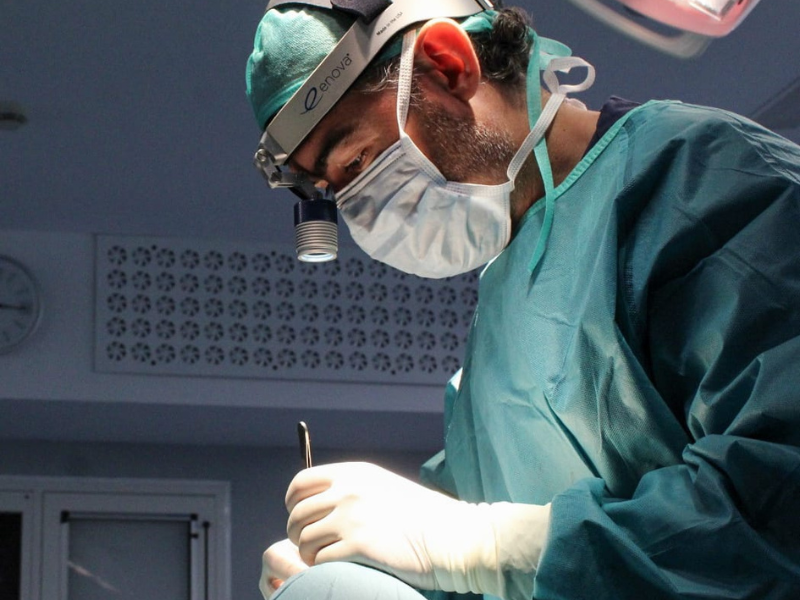 Orejas de soplillo: Causas y cirugía